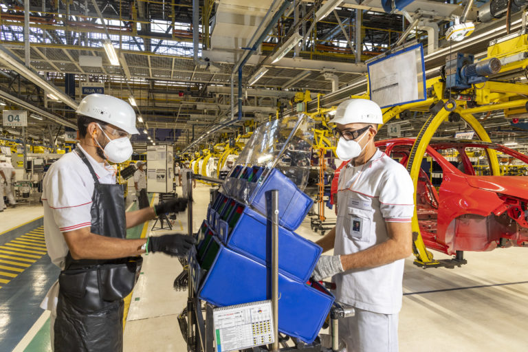 Conheça as áreas de funilaria e montagem da Stellantis em Betim, MG ...